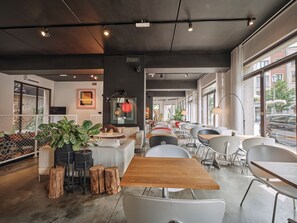 Pequeno-almoço completo diário (16.50 EUR por pessoa) 