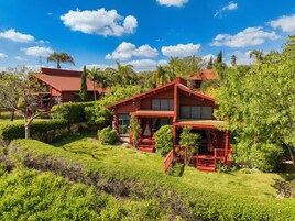 Suíte superluxo, banheira de hidromassagem, vista para o vale | Terraço/pátio