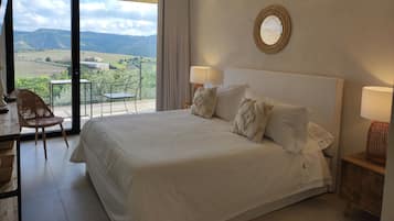 Quarto Superior, 1 cama de casal, varanda, vista para o jardim | Edredões de penas, com decoração personalizada