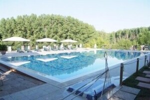 Piscina externa sazonal, funciona das 6h às 21h, espreguiçadeiras