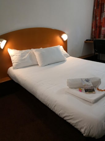Roupas de cama premium, camas Select Comfort, cofres nos quartos