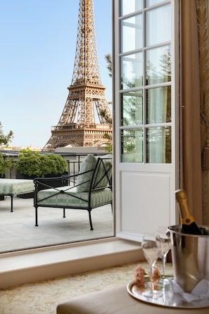 Dúplex, Vista para a cidade (Duplex Suite, Eiffel View) | Sala de estar | Televisor de ecrã plano de 43 polegadas com canais por cabo, televisor 