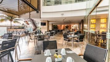 Café da manhã, almoço e jantar