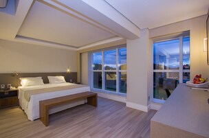 Minibar, cofre no quarto, secretária 