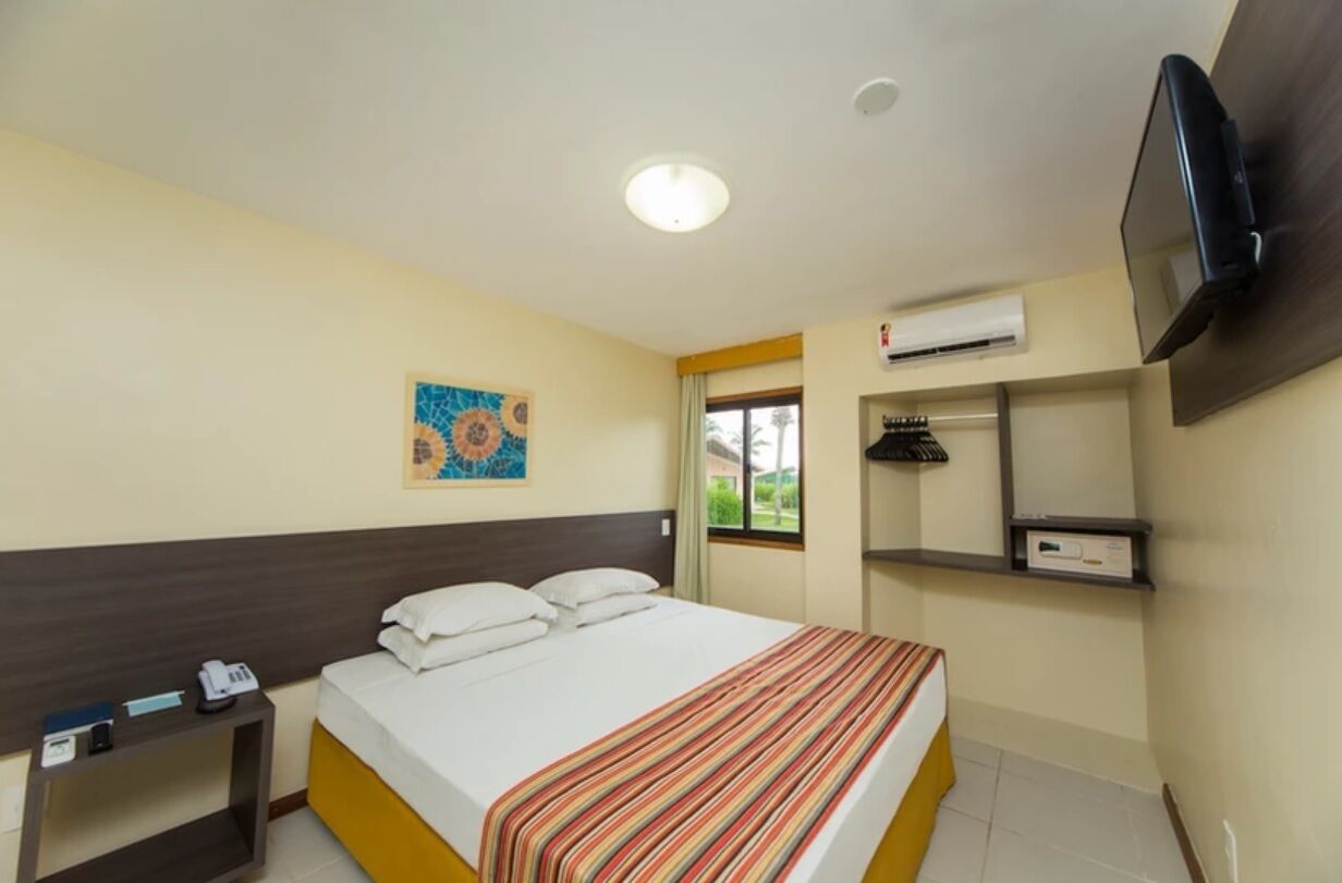 Frigobar, cofres nos quartos, escrivaninha, cortinas blackout