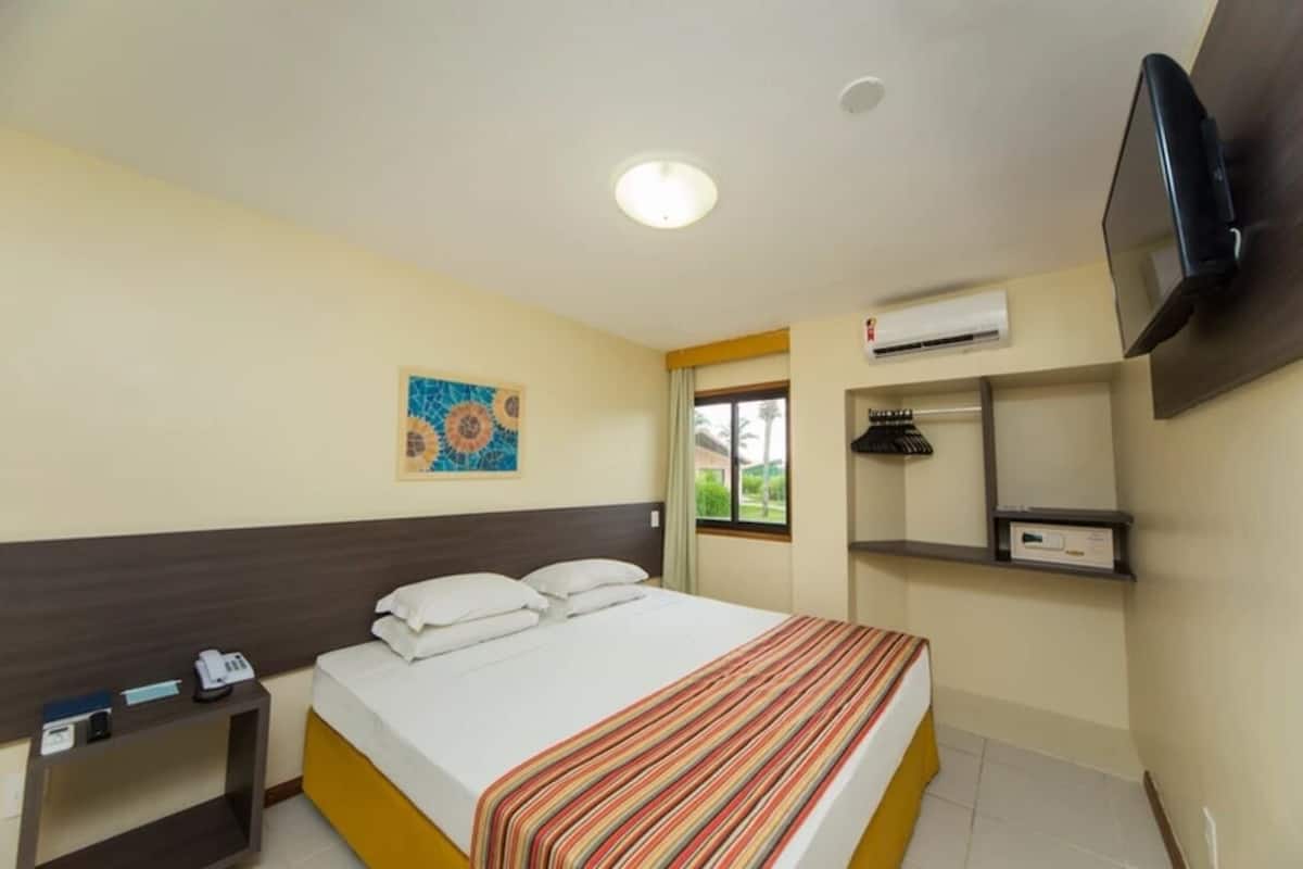 Frigobar, cofres nos quartos, escrivaninha, cortinas blackout