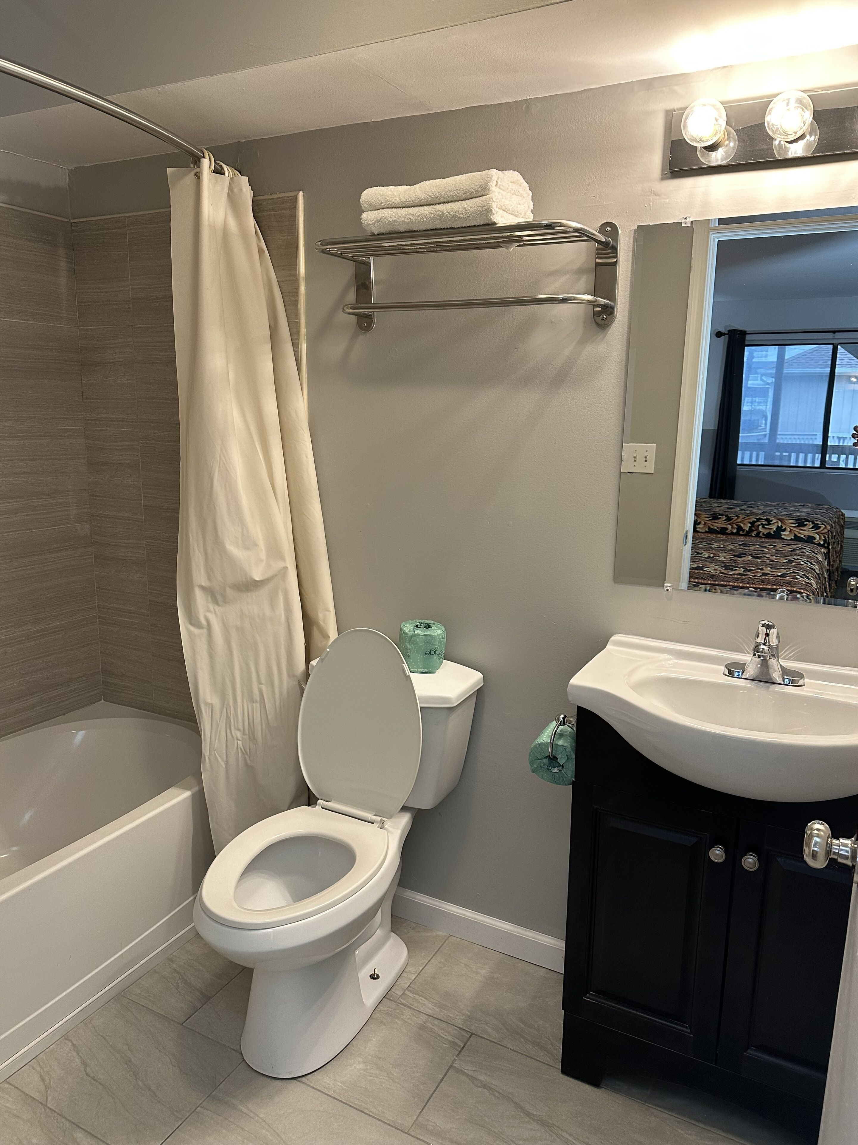 Quarto Superior, 2 camas queen-size, cozinha, junto à piscina | Casa de banho | Artigos de higiene pessoal grátis 