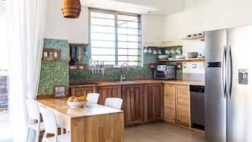 Villa Superior, 2 quartos, terraço | Cozinha privada | Um frigorífico/congelador grande, uma placa de cozinha
