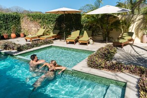 Piscina exterior, da(s) 8:00 à(s) 20:00, espreguiçadeiras 