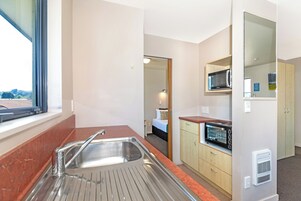 Quarto | Cozinha privada | Frigobar, micro-ondas, cafeteira/chaleira, chaleira elétrica