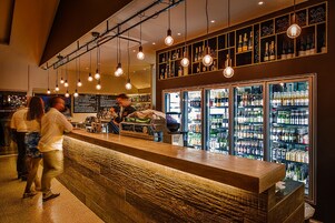 Pequenos-almoços servidos, cozinha à base de marisco, junto à piscina 