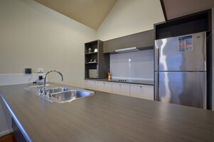 Villa Deluxe | Cozinha privada | Um micro-ondas, uma cafeteira/bule, uma chaleira elétrica 