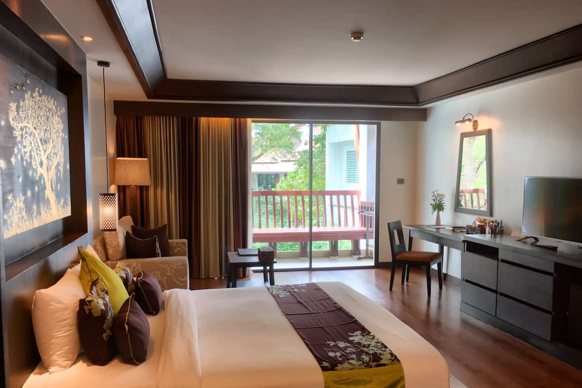 Minibar, cofre no quarto, secretária, quartos insonorizados