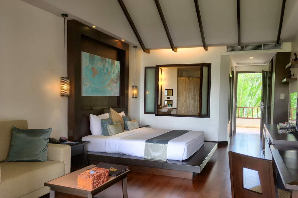 Minibar, cofre no quarto, secretária, quartos insonorizados