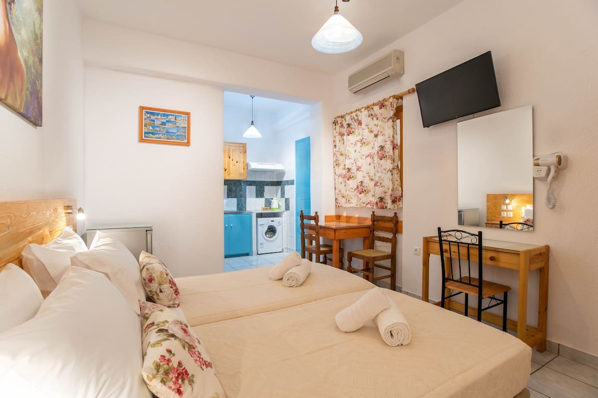 Comfort Room (Semi basement, shared veranda) | Com decoração personalizada, com mobília individualizada, Wi-fi grátis