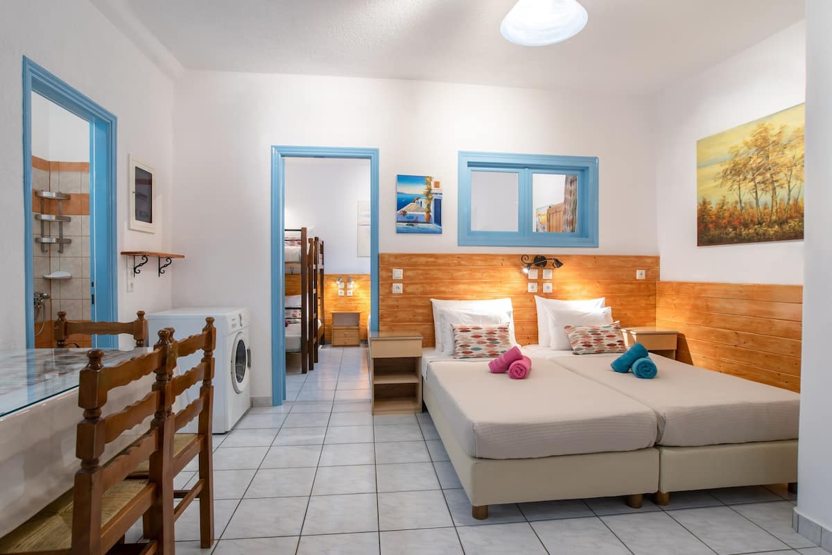 Apartamento Familiar, 2 quartos, não fumadores, 2 casas de banho (5-6 adults, Semi-basement) | Com decoração personalizada, com mobília individualizada, Wi-fi grátis