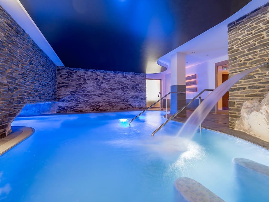 2 piscinas interiores, piscina exterior
