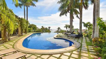 Piscina exterior, da(s) 8:00 à(s) 22:00, espreguiçadeiras