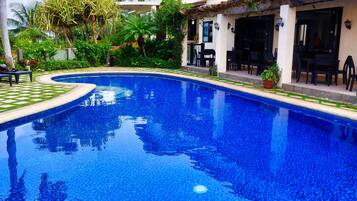 Piscina exterior, da(s) 8:00 à(s) 22:00, espreguiçadeiras