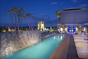Piscina exterior, espreguiçadeiras