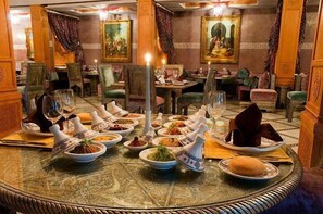 3 restaurantes: opção de café da manhã, almoço e jantar