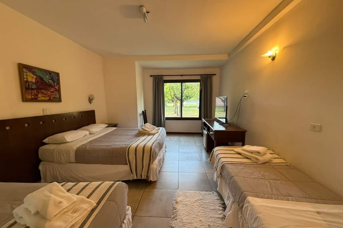 Minibar, secretária, Wi-fi grátis, acesso para cadeira de rodas