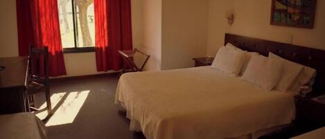 Frigobar, escrivaninha, Wi-Fi de cortesia, acesso para cadeiras de rodas