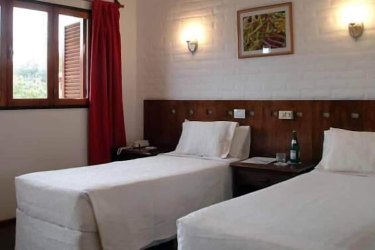 Frigobar, escrivaninha, Wi-Fi de cortesia, acesso para cadeiras de rodas