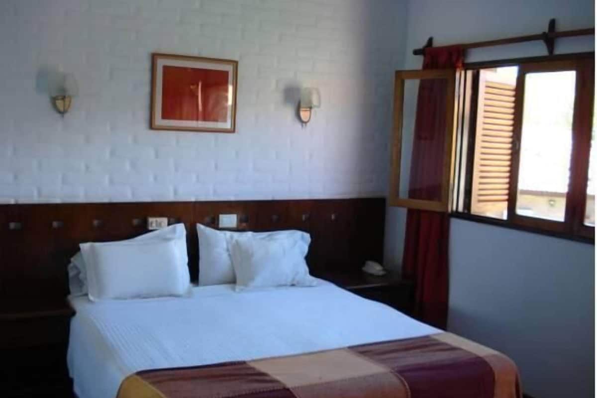 Frigobar, escrivaninha, Wi-Fi de cortesia, acesso para cadeiras de rodas