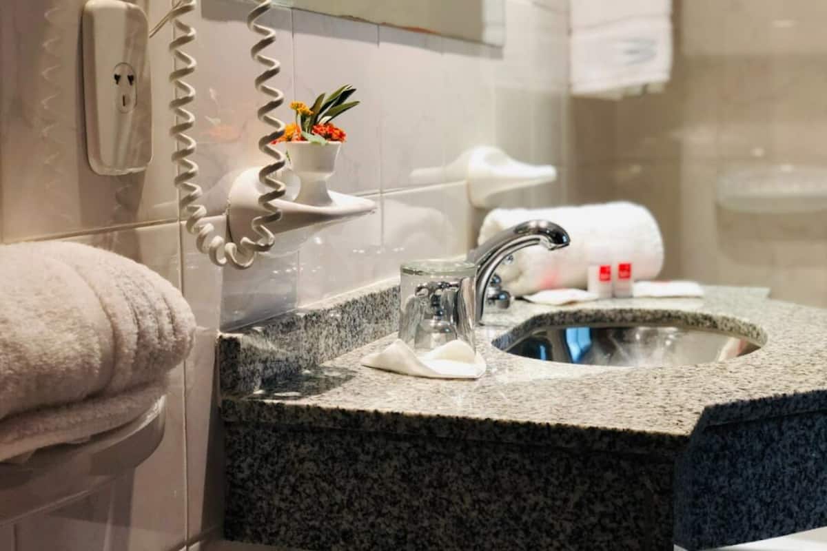 Quarto Triplo | Minibar, secretária, Wi-fi grátis, acesso para cadeira de rodas