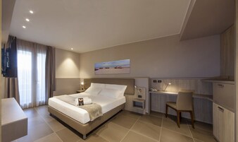 Quarto clássico | Roupas de cama antialérgicas, frigobar, cofres nos quartos, escrivaninha