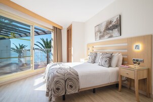 Apartamento Superior, 3 quartos, terraço, vista para o mar | Cofre no quarto, secretária, berços/camas para crianças, Wi-fi grátis 