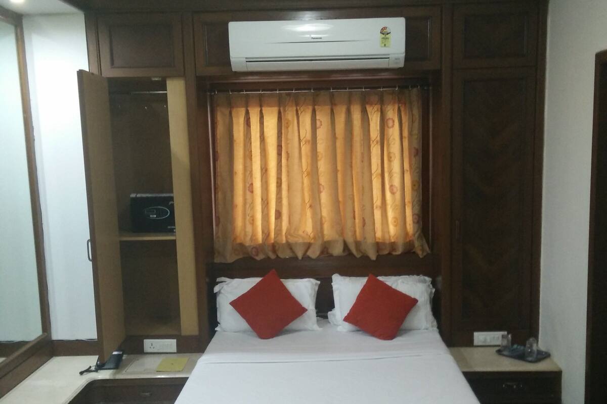Quarto Deluxe, casa de banho privativa | Cofre no quarto, secretária, cortinas/cortinados opacos 