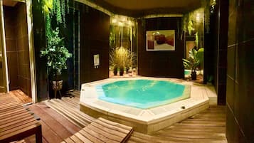 Salas para tratamentos a dois, sauna seca, banheira de hidromassagem