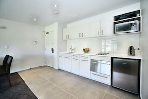 Suite, 1 quarto | Cozinha privada | Um frigorífico, um micro-ondas, uma placa de cozinha 