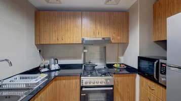 One Bedroom Apartment City View | Cozinha privada | Um frigorífico/congelador grande, uma chaleira elétrica