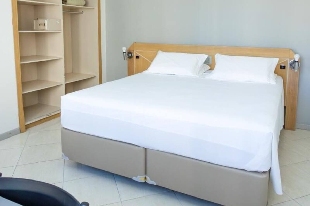Frigobar, cofres nos quartos, Wi-Fi de cortesia, roupa de cama