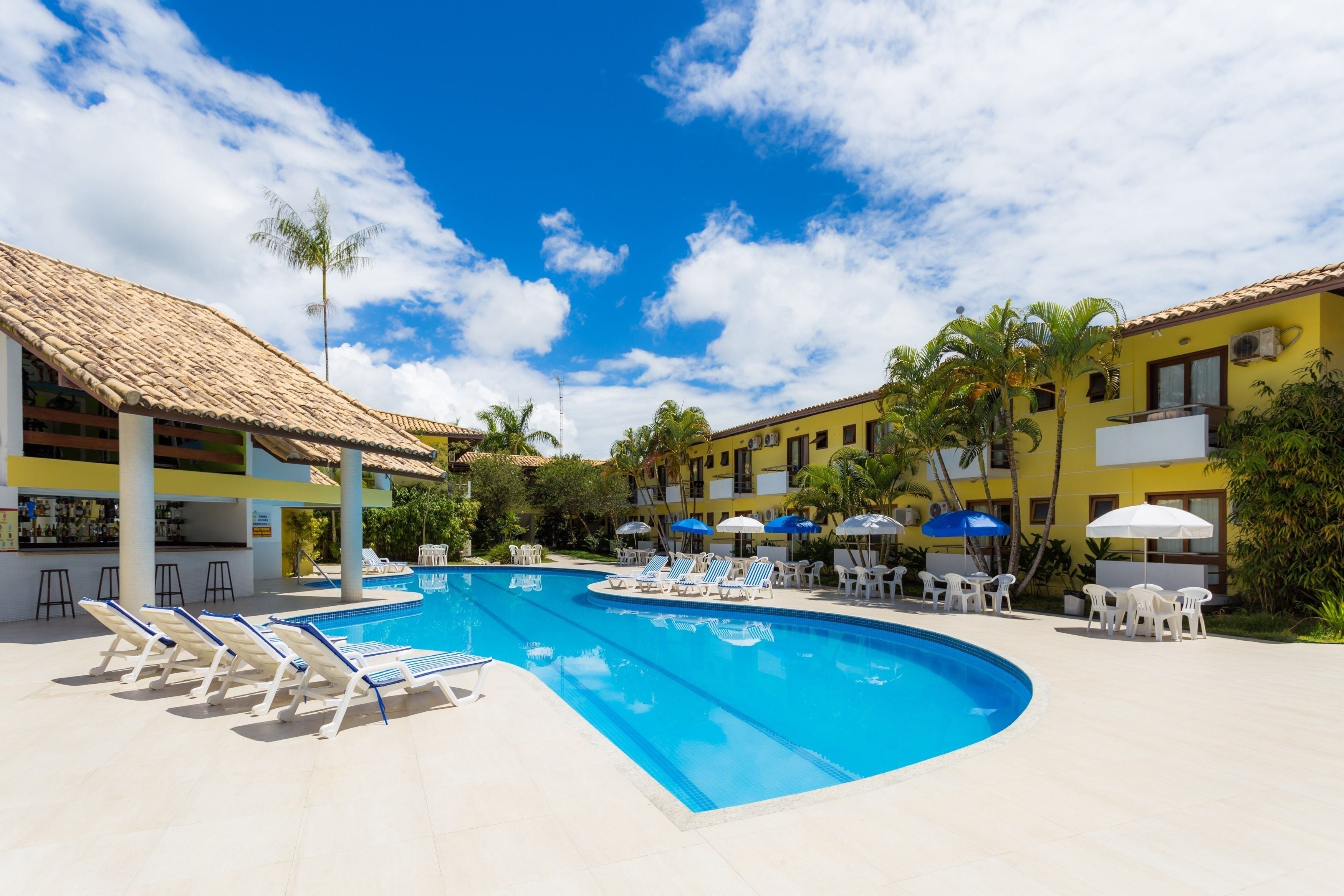 Piscina externa, guarda-sóis, espreguiçadeiras