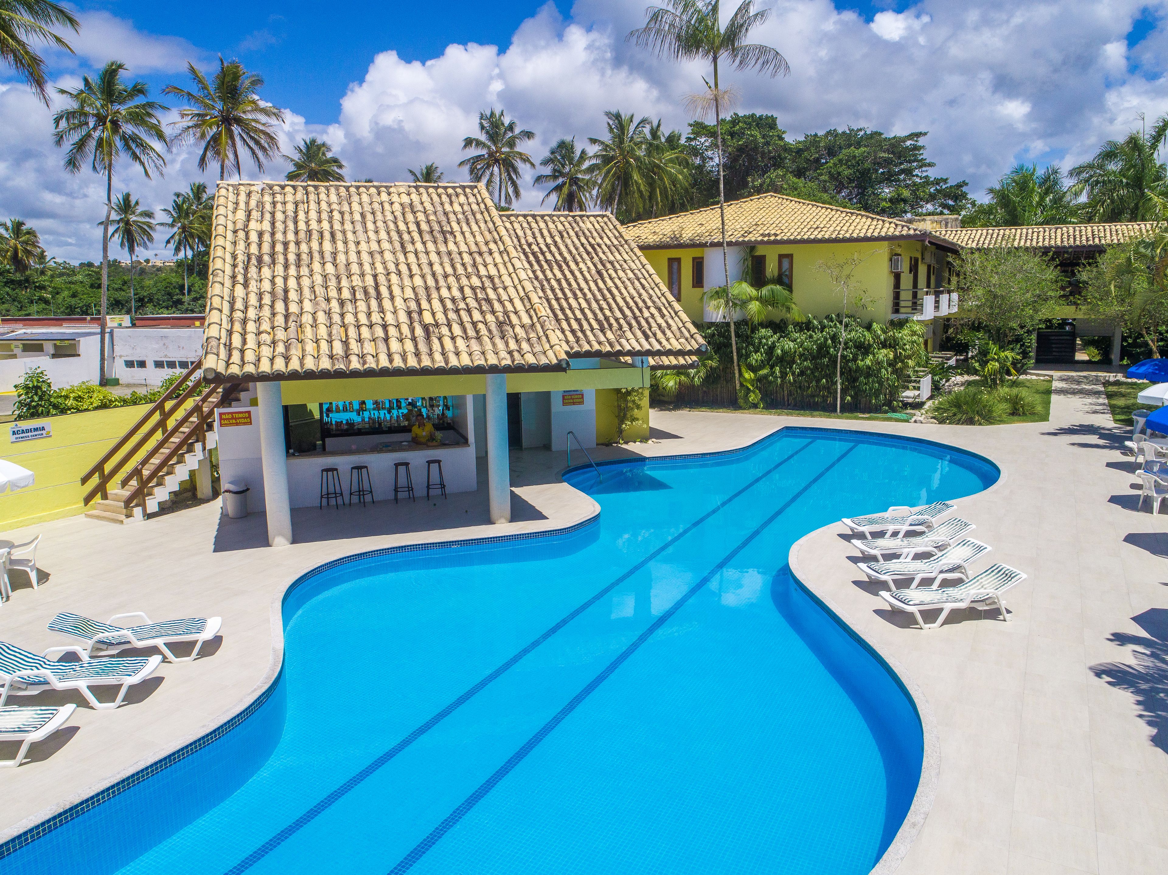 Piscina externa, guarda-sóis, espreguiçadeiras