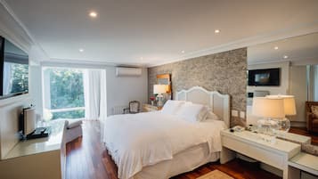 Quarto casal (Príncipes 29) | Roupas de cama premium, edredons de pluma, frigobar, cofres nos quartos