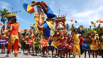 Um grupo de pessoas em trajes coloridos apresentando uma dança.