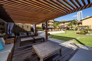 Terraço com espreguiçadeiras