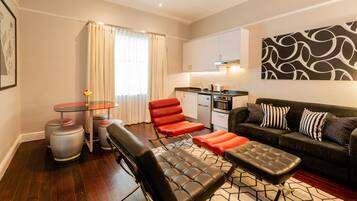 Apartamento Standard, 2 quartos | Cozinha privada | Um micro-ondas, uma placa de cozinha, uma chaleira elétrica