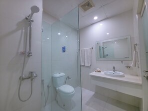 Suite Executiva, 1 cama king-size, casa de banho privativa | Casa de banho | Um polibã, artigos de higiene pessoal grátis 