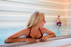 Piscina interna, espreguiçadeiras