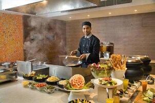 Café da manhã com buffet todos os dias (INR 350 por pessoa) 