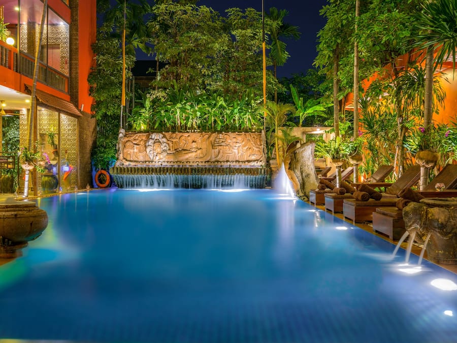 Piscina interior, piscina exterior, aberta 24 horas, guarda-sóis