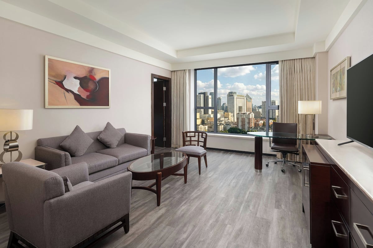 Suíte executiva, 1 cama King | Sala de estar | TV LCD 42 polegadas com canais via satélite, TV, dock para iPod