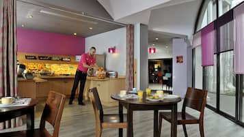 Café da manhã com buffet todos os dias (EUR 14 por pessoa)