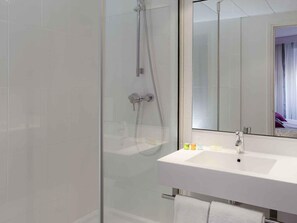Quarto standard, 1 cama de casal | Escrivaninha, ferros/tábuas de passar roupa, Wi-Fi de cortesia